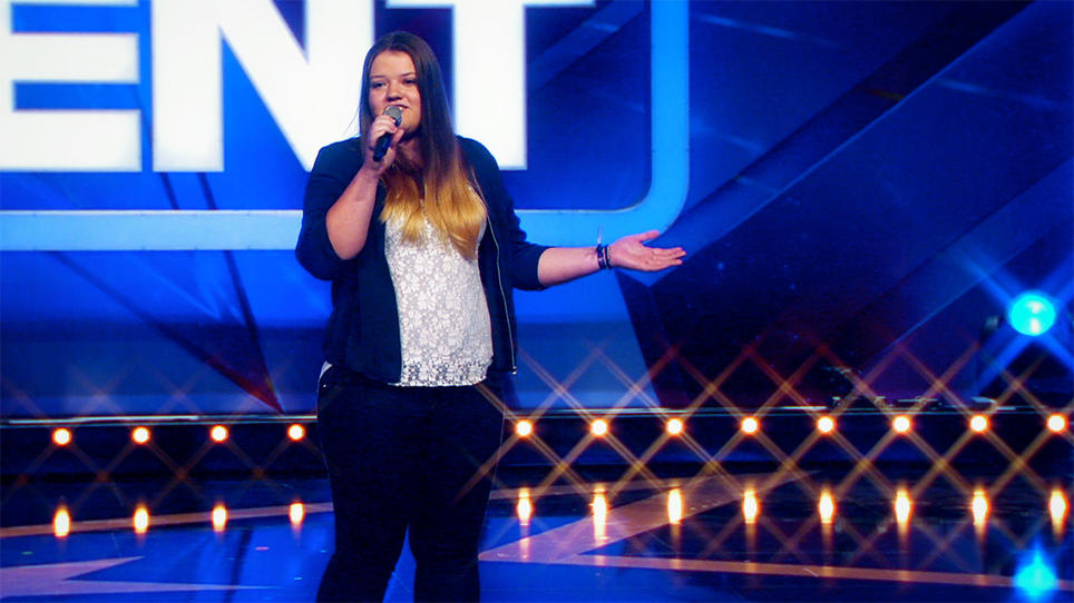 Das Supertalent 2015: Castingshow 12: Laura Heily singt "One Moment in ...