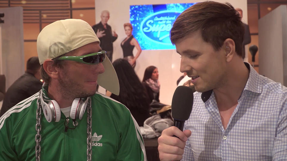 Backstage unterwegs: Martin ist immer hautnah dran an den Kandidaten ...