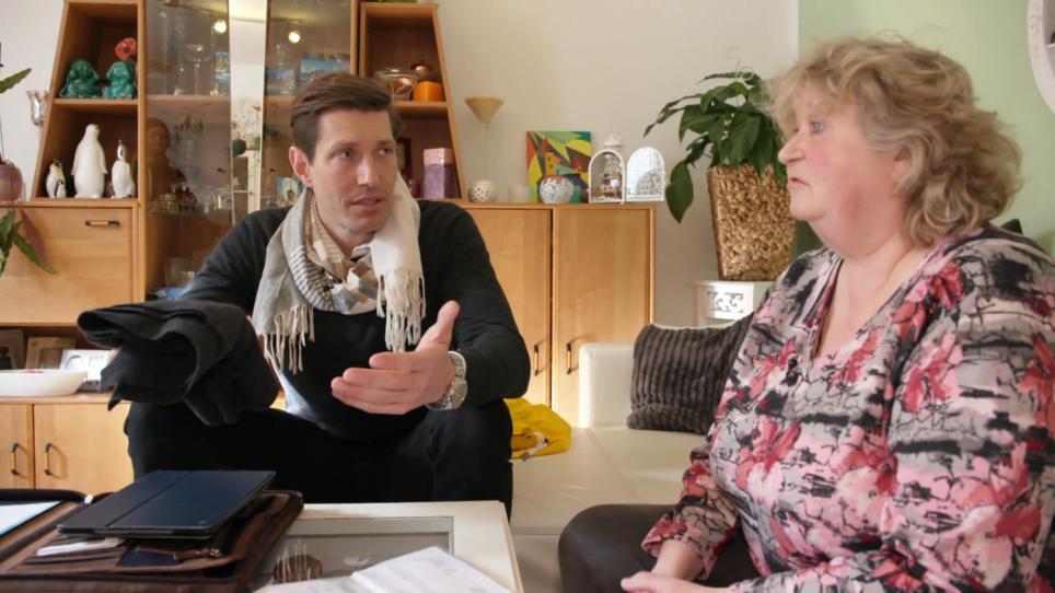 Timo Heitmann in Gothaer: Kann ein Schal ein Ledersofa verfärben? | RTL.de