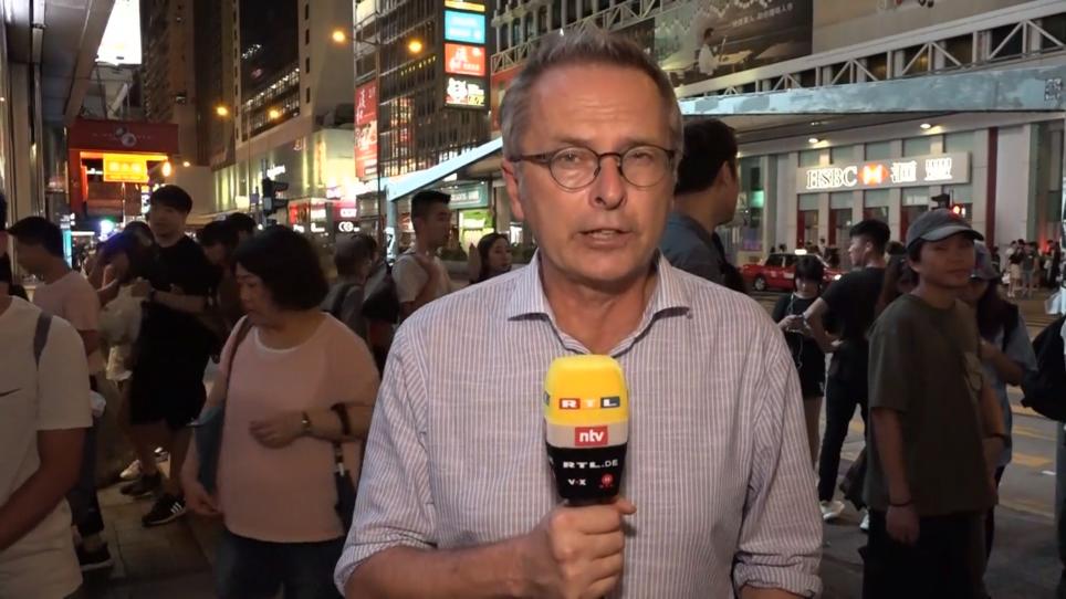 Neue Proteste am Sonntag erwartet: RTL-Reporter Dirk Emmerich in ...
