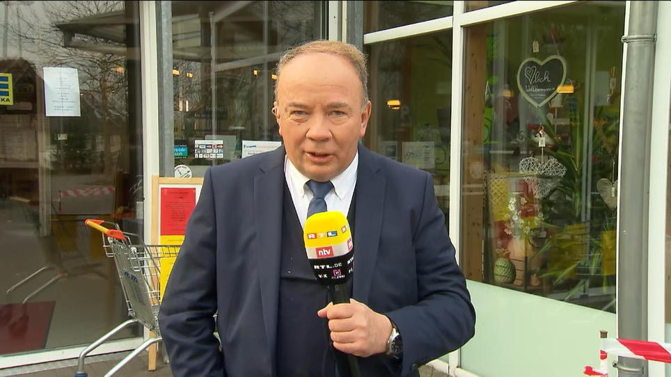 Einkaufen in Corona-Zeiten: Ulrich Klose im Supermarkt für ältere in ...