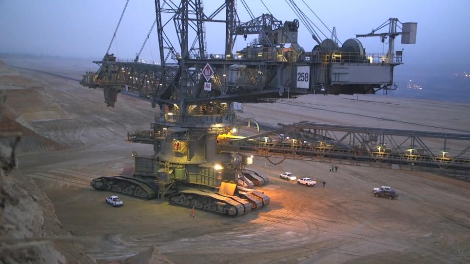 Protest am Tagebau Garzweiler: Braunkohlegegner besetzen Kohlebagger ...