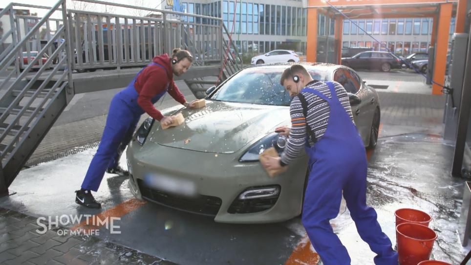 Die Männer geben alles an den Autos: Das wohl beste Car Wash aller ...