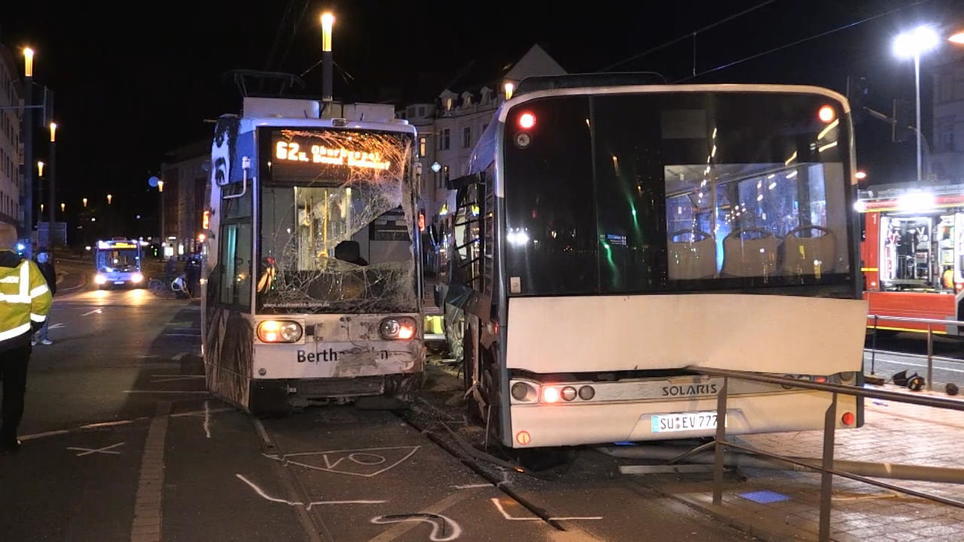 Unfall in Bonn: Bus kracht mit Straßenbahn zusammen - mehrere Verletzte | RTL.de