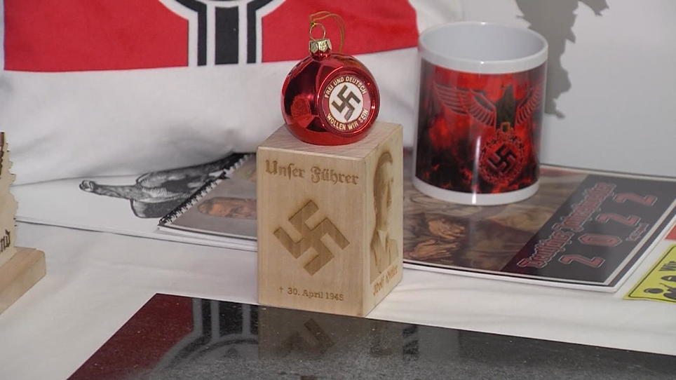 Wiederwärtiger Weihnachtsschmuck: Mann verkaufte Weihnachtsdeko mit ...