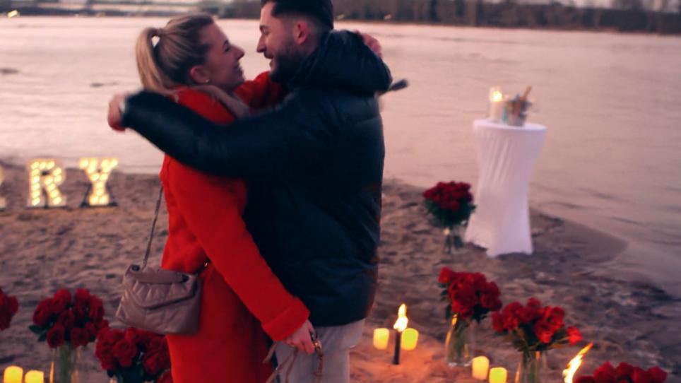 Fast die wichtigste Frage vergessen: Alex macht seiner Freundin einen ...