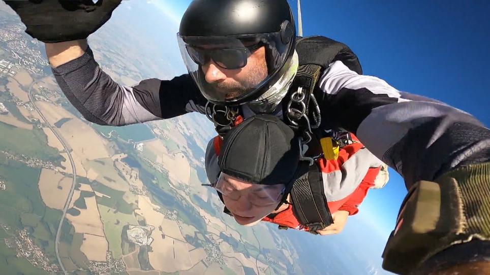 Chef lockt neue Mitarbeiter an: Fallschirmsprung für jeden Azubi | RTL.de