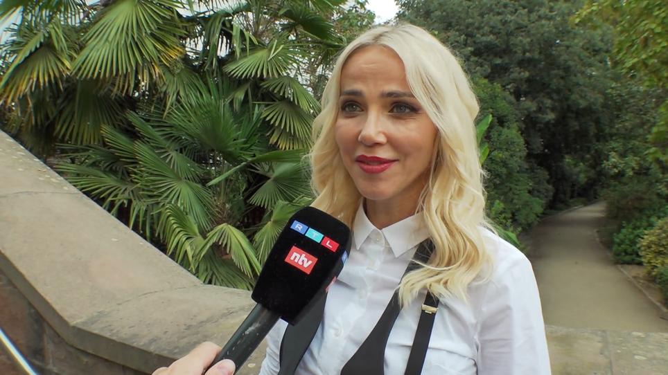 Sängerin Safiya: Positive Gefühle in ihren Songs | RTL.de