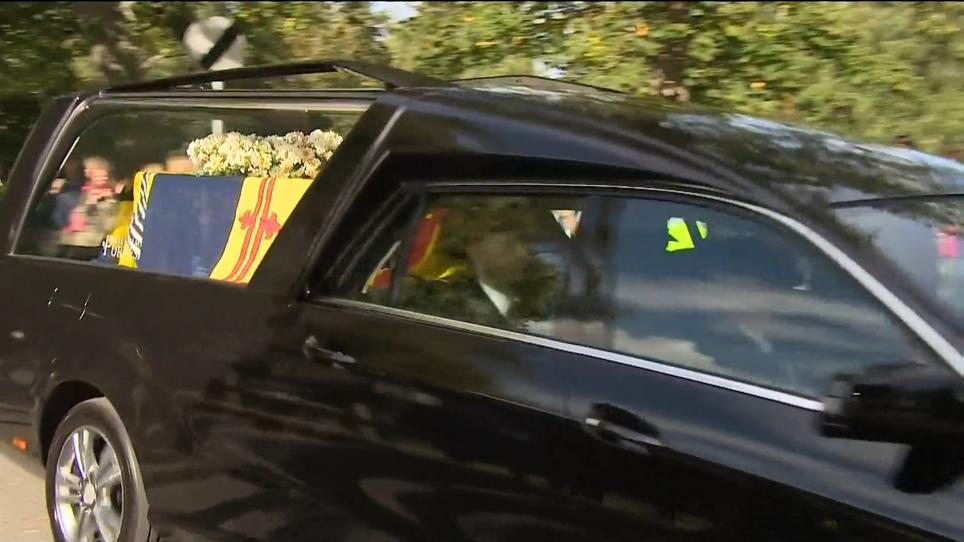 Im schwarzen Mercedes: Queen Elizabeth II. tritt ihre letzte Reise an ...