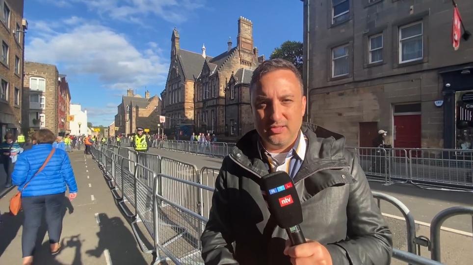 RTL-Reporter Roger Saha in Edinburgh: Prinz Andrew während Queen ...