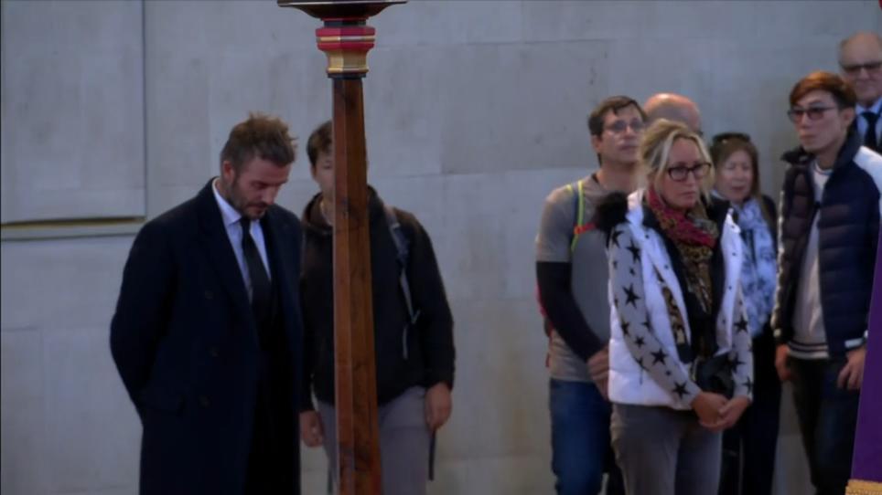 Er seht seit 14 Stunden an: David Beckham verneigt sich vor Queen-Sarg ...
