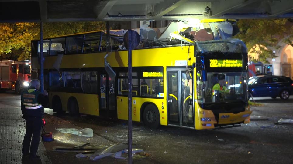 Unfall-Drama in Berlin: Doppeldecker-Bus fährt unter Brücke – Dach aufgerissen! | RTL.de