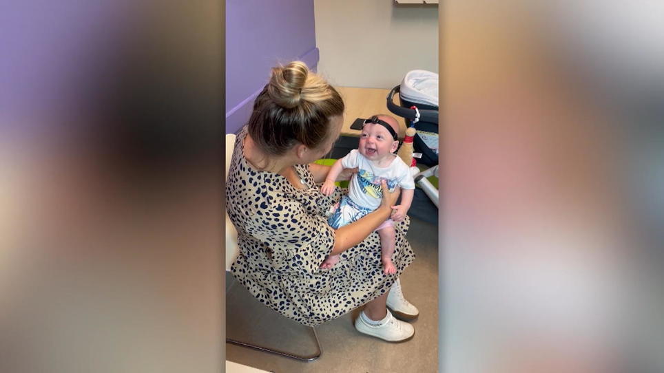 Was für ein süßer Moment!: Dank Hörgerät! Baby hört zum ersten Mal ...