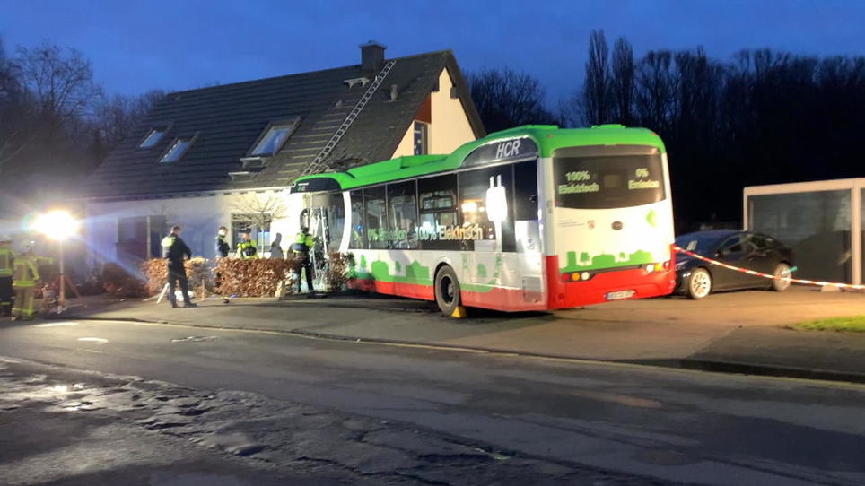 Unfall in Castrop-Rauxel: Linienbus rast in Wohnhaus - Busfahrer eingeklemmt | RTL.de