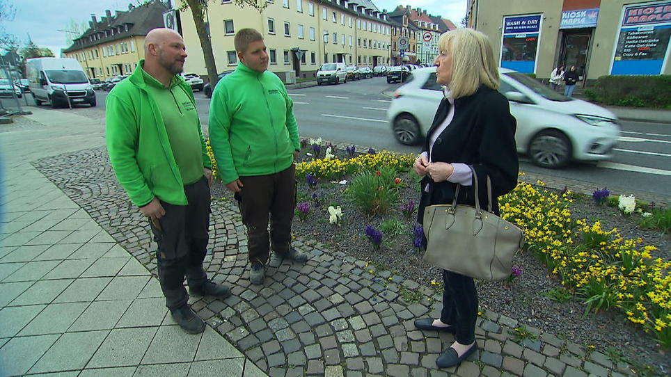 Das ist der Stadt ein Dorn im Auge: Rentnerin sorgt für Blumen-Beef in Kassel | RTL.de