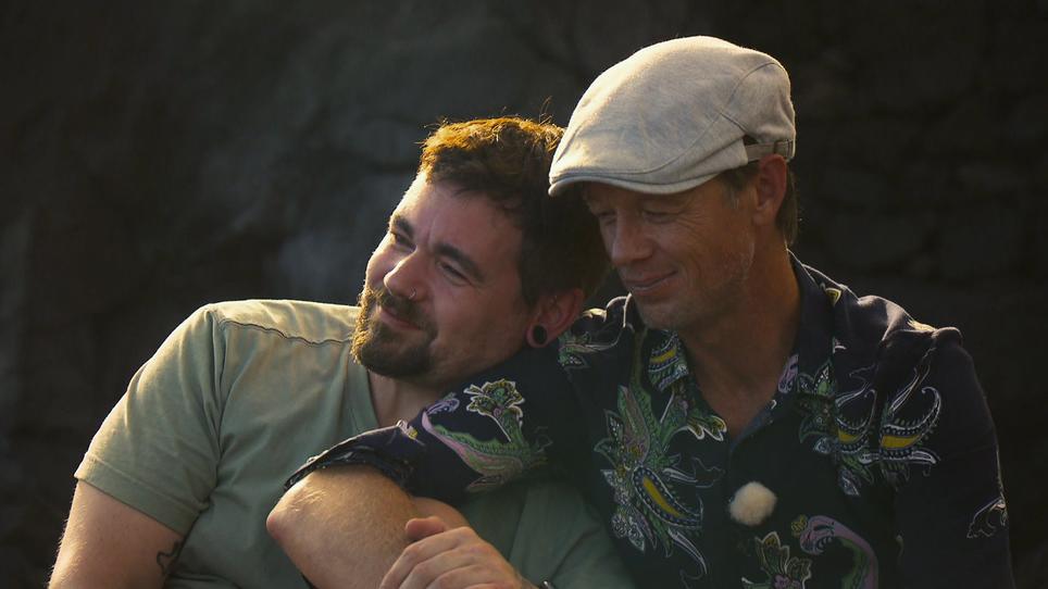 Nach Fummel-Missverständnis: Bauer Heiko und Basti schmusen am Strand | RTL.de