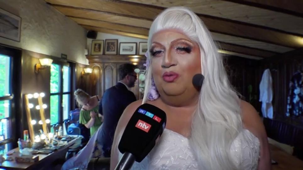 Ganz in weiß moderieren: Bernd Reisig im Hochzeitskleid | RTL.de