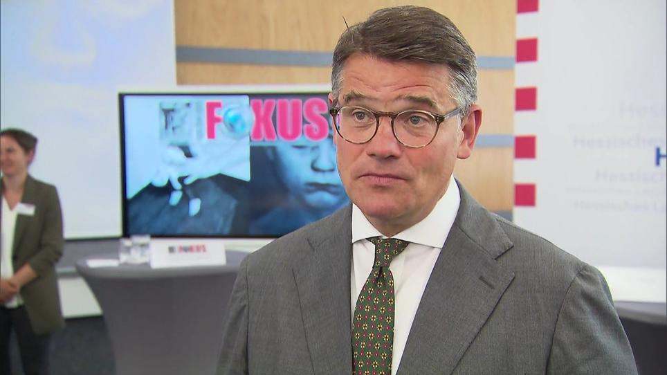 Kampf gegen Kinderpornografie: Boris Rhein und Peter Beuth zu Besuch im ...