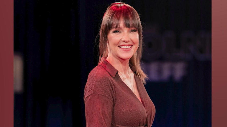 Jetzt ist es offiziell: Carolin Kebekus (43) zeigt sich mit Baby-Bauch ...