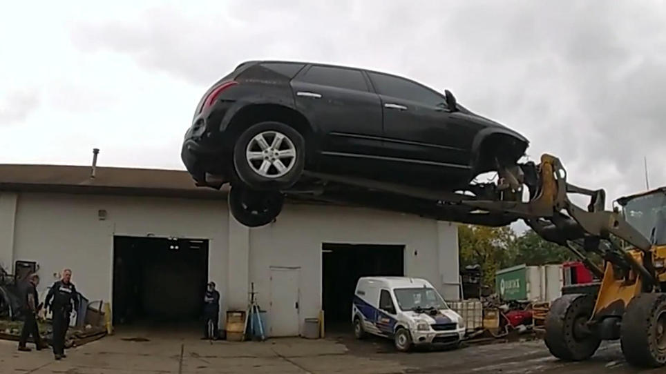 Aufgegabelt in sechs Metern Höhe: Dieb hängt in Auto auf Gabelstapler ...
