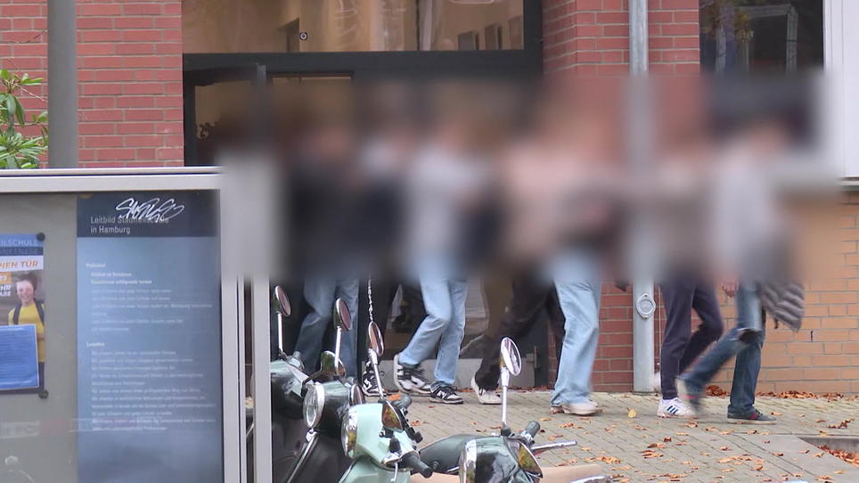 Vater spricht über Großeinsatz in Hamburger Schule: Junge Männer sollen Schusswaffe gezeigt ...