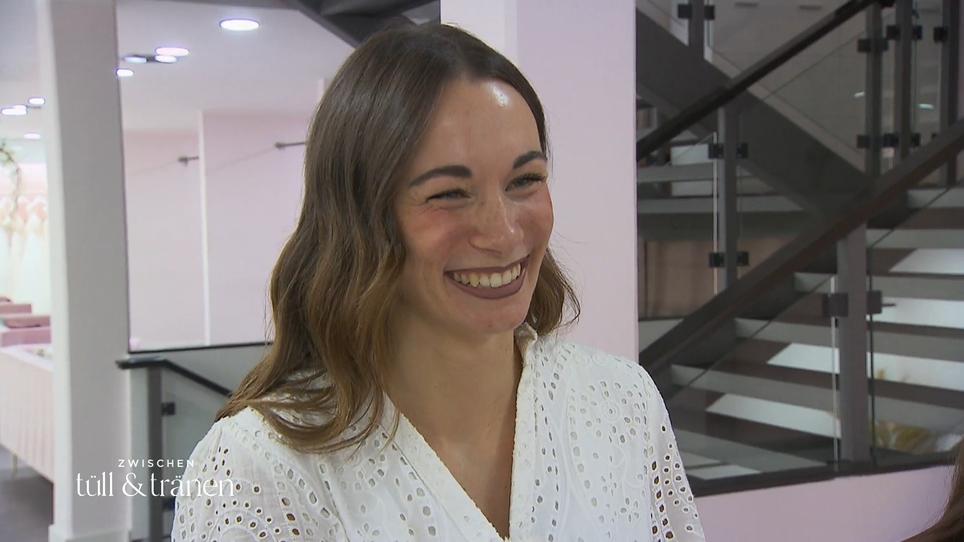 Auf der Suche: Ein modernes und außergewöhnliches Kleid für Eleni | RTL.de