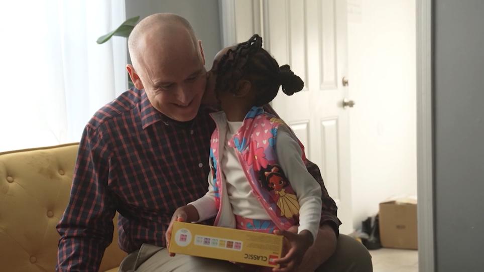 Jetzt ist er ihr bester Freund: Polizist rettet Baby vor fünf Jahren ...