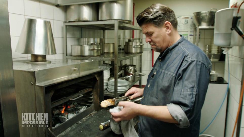 Tim experimentiert: Wie bekommt man den Lauch schön schwarz? | RTL.de