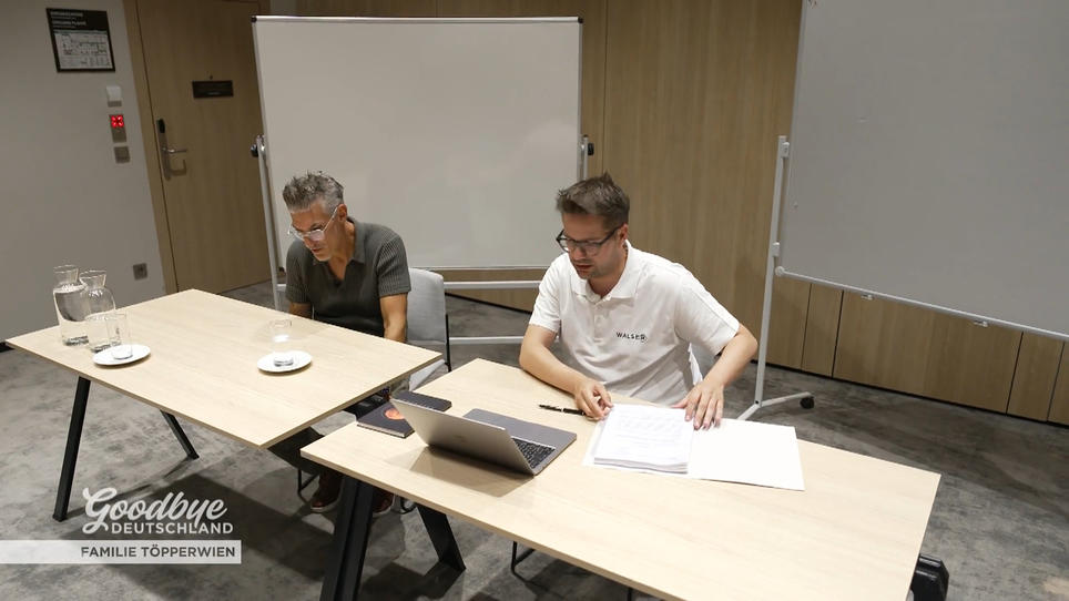 Strategie: Chris Töpperwien berät sich mit seinem Anwalt | RTL.de